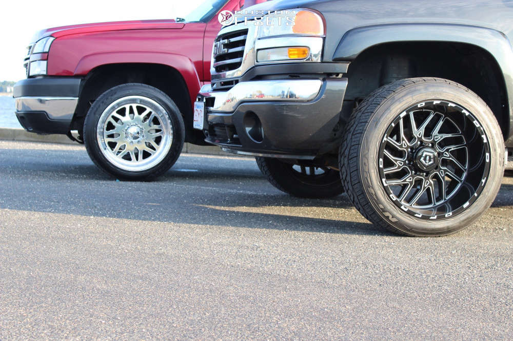 2005 GMC Sierra 2500 HD with 22x12 -44 TIS 544BM and 33/11.5R22 Nitto ...