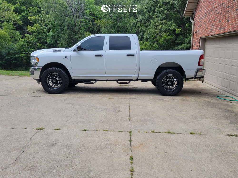 2020 Ram 2500 with 22x10 -18 Moto Metal Mo992 and 35/12.5R22 Radar ...