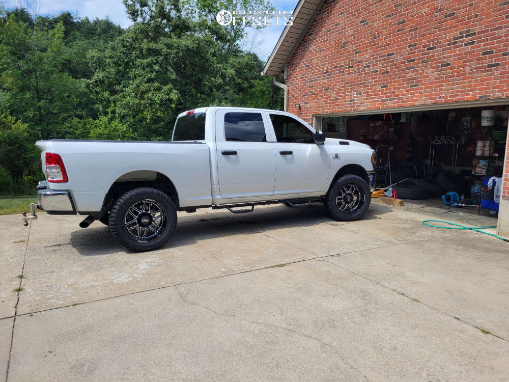 2020 Ram 2500 with 22x10 -18 Moto Metal Mo992 and 35/12.5R22 Radar ...
