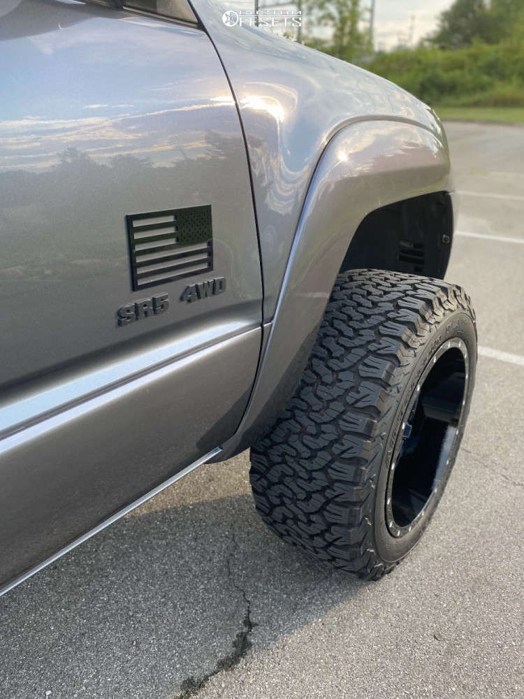 2005 Toyota 4Runner with 20x12 -44 Fuel Maverick D610 and 33/12.5R20 ...