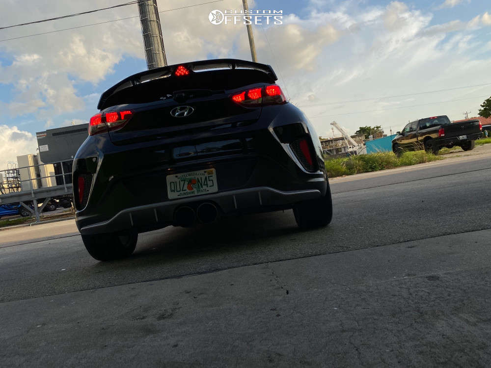2019 Hyundai Veloster with 18x8.5 45 Konig Ampliform and 235/40R18 ...