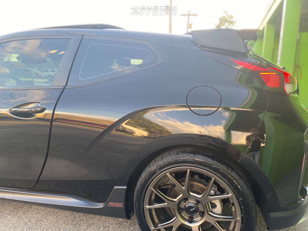 2019 Hyundai Veloster with 18x8.5 45 Konig Ampliform and 235/40R18 ...