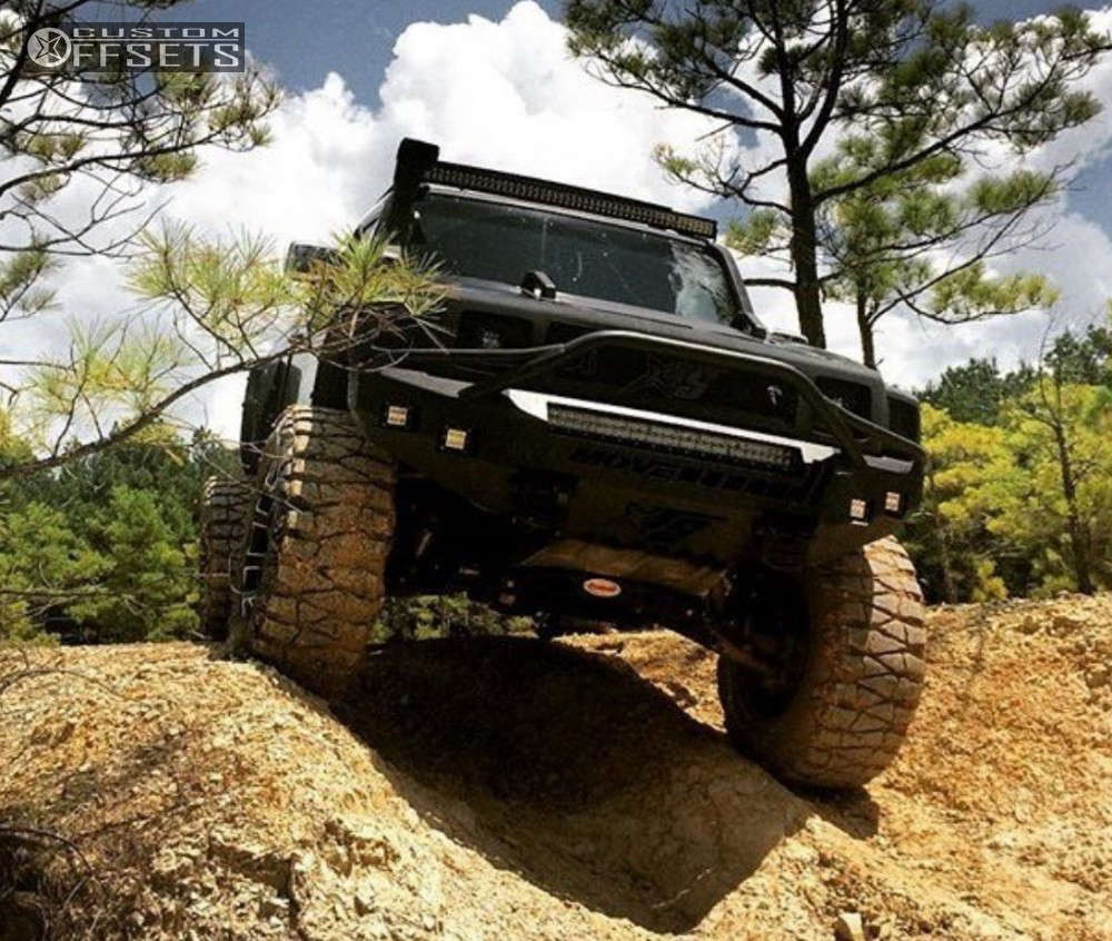 2009 Hummer H3T with 20x12 -43 Fuel Assault and 37/13.5R20 Nitto Mud ...