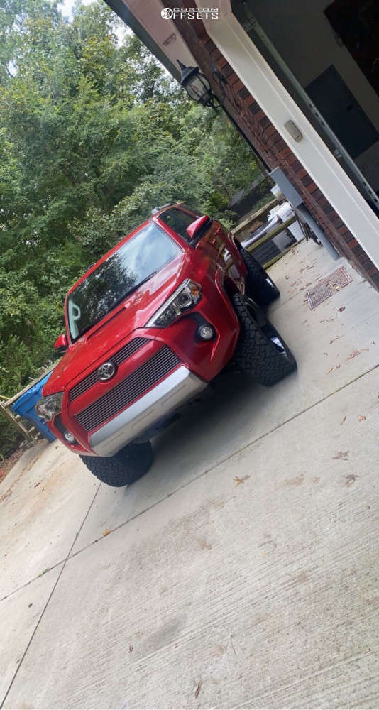 2018 Toyota 4Runner with 22x10 -19 Fuel Triton D581 and 33/12.5R22 ...