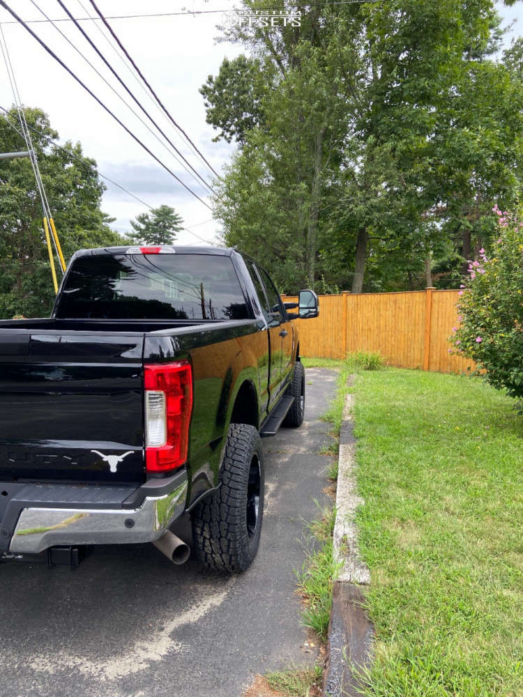 2018 Ford F-250 Super Duty with 20x10 -24 Moto Metal Mo992 and 35/12 ...
