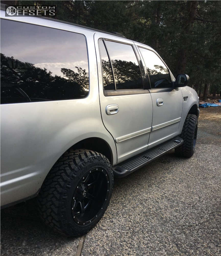 2002 Ford Expedition with 20x12 -44 Fuel Maverick and 305/55R20 Nitto ...