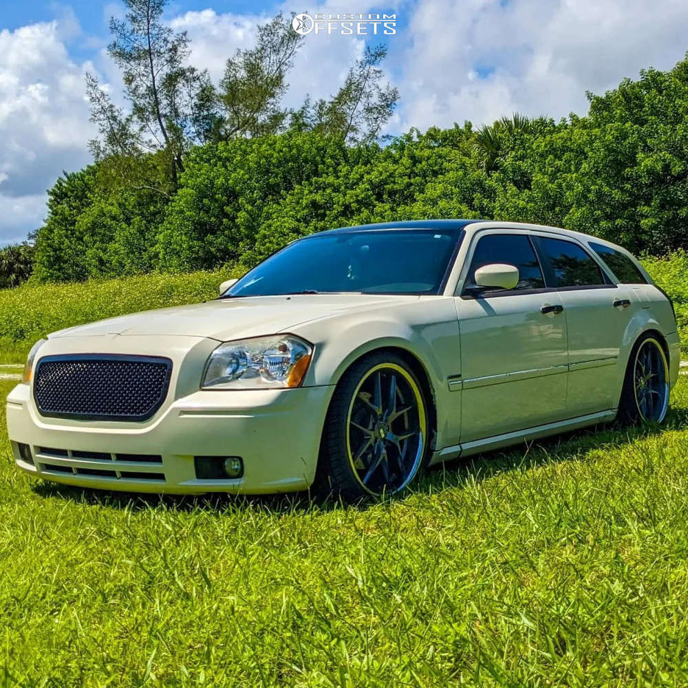 2005 Dodge Magnum with 22x9.5 15 XO Athens and 255/35R22 Lionhart LH ...