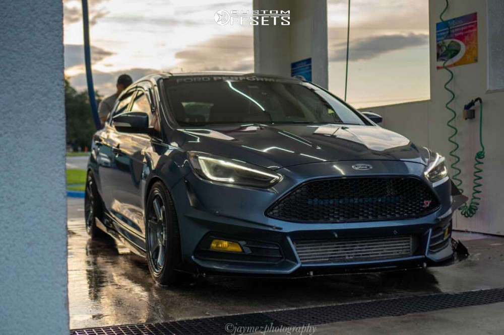 2018 Ford Focus with 18x8.5 35 9SiX9 SIX-1 and 235/40R18 Vercelli ...