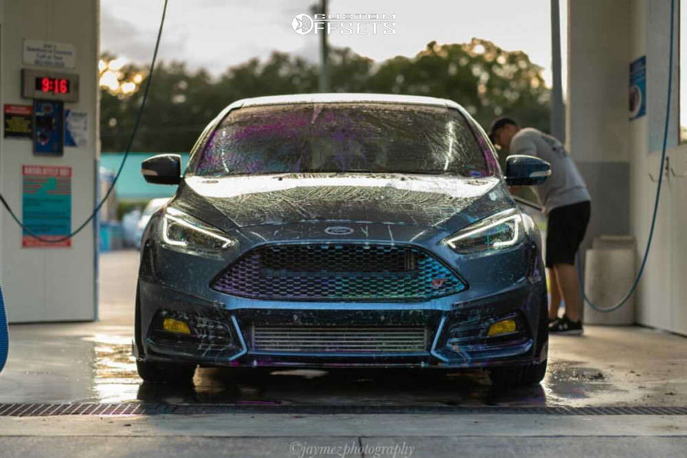 2018 Ford Focus with 18x8.5 35 9SiX9 SIX-1 and 235/40R18 Vercelli ...