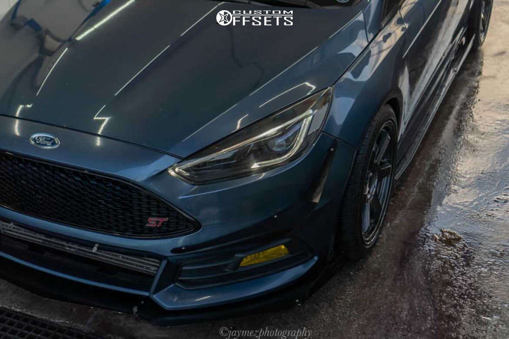2018 Ford Focus with 18x8.5 35 9SiX9 SIX-1 and 235/40R18 Vercelli ...
