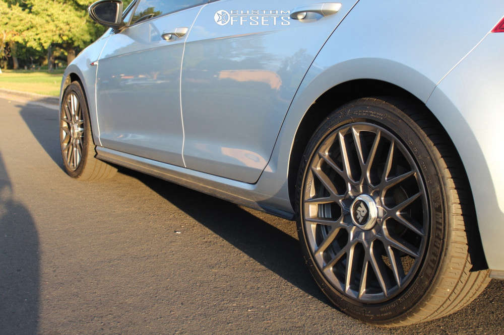 2017 Volkswagen GTI with 18x8.5 30 Rotiform Rse and 235/40R18 Michelin ...