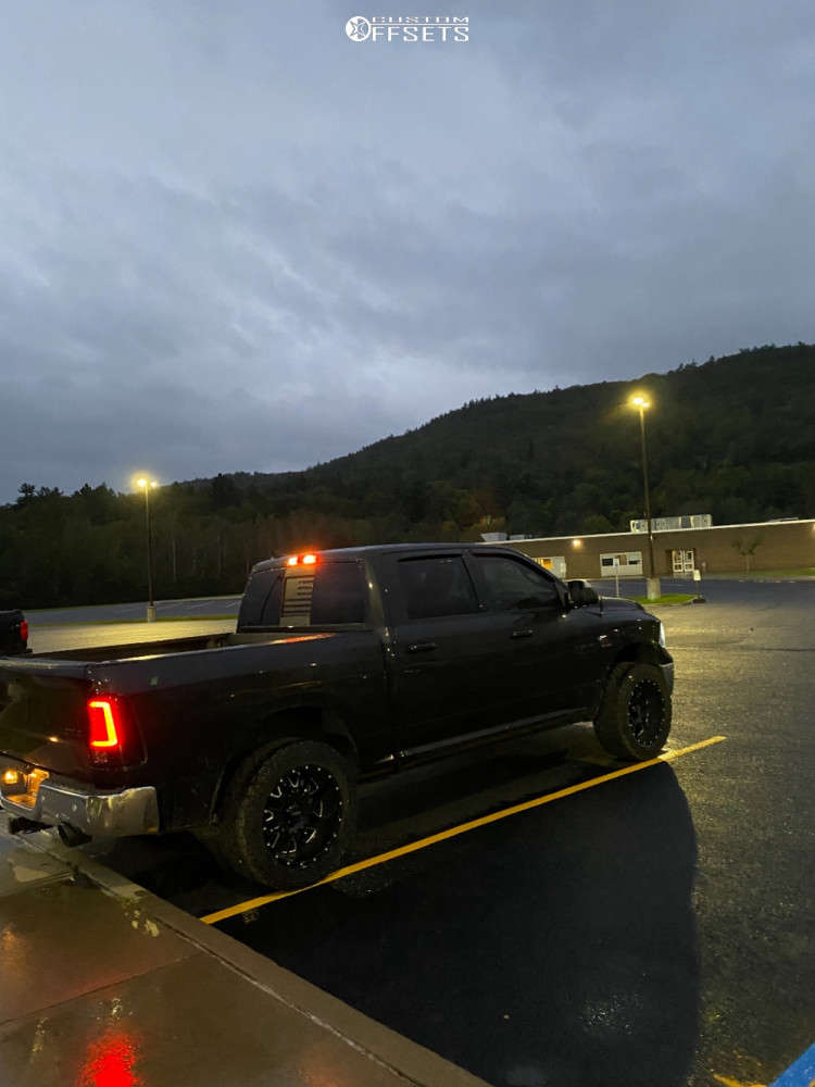 2016 Ram 1500 with 20x10 -25 Ultra Hunter and 33/12.5R20 Kenda Klever R ...