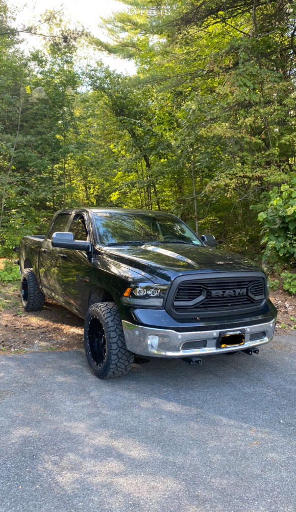 2016 Ram 1500 with 20x10 -25 Ultra Hunter and 33/12.5R20 Kenda Klever R ...