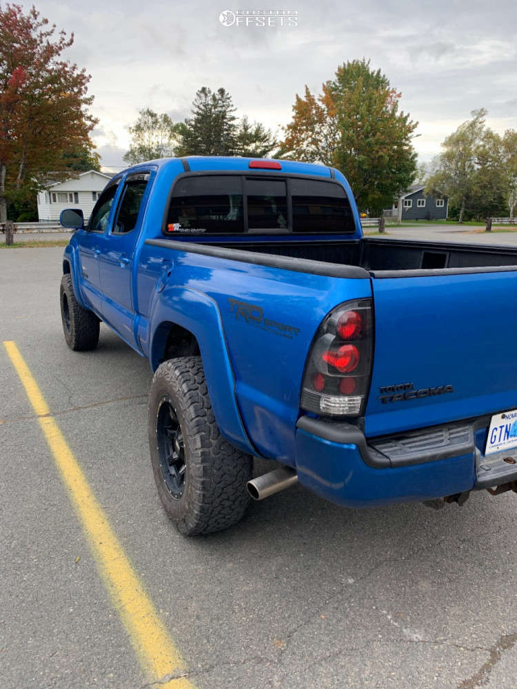 2007 Toyota Tacoma with 17x10 -10 Moto Metal Mo970 and 33/11.5R17 ...