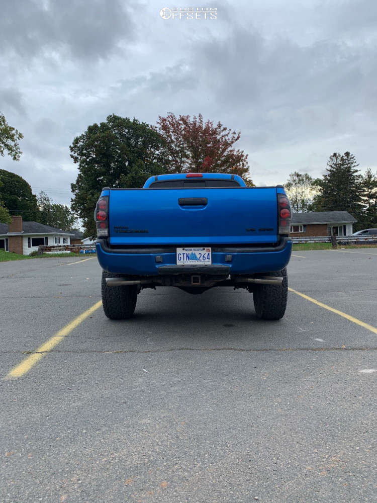 2007 Toyota Tacoma with 17x10 -10 Moto Metal Mo970 and 33/11.5R17 ...