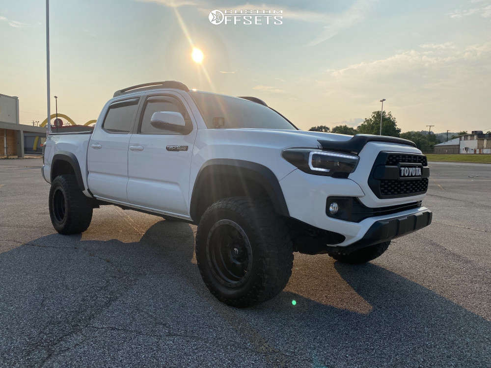 2016 Toyota Tacoma with 18x10 -12 Fuel Trophy and 33/12.5R18 Road One ...