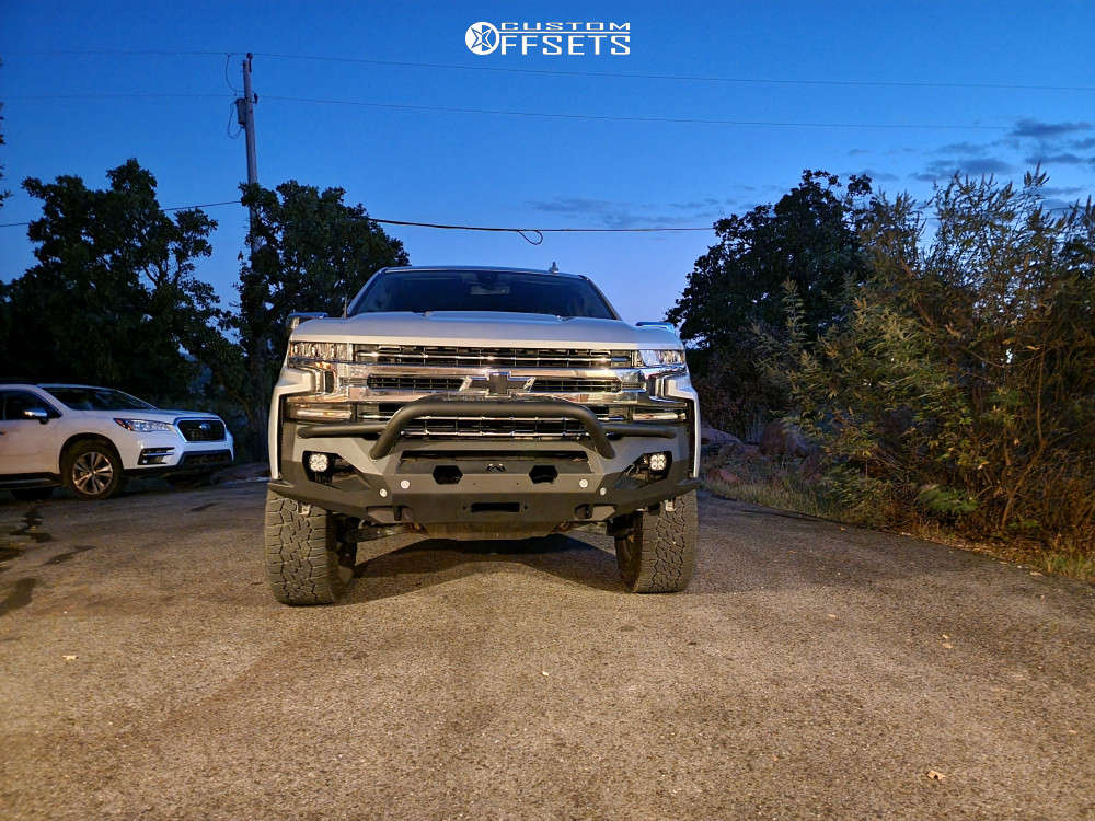 2020 Chevrolet Silverado 1500 with 17x12 -44 Method Mr305 and 315/70R17 ...