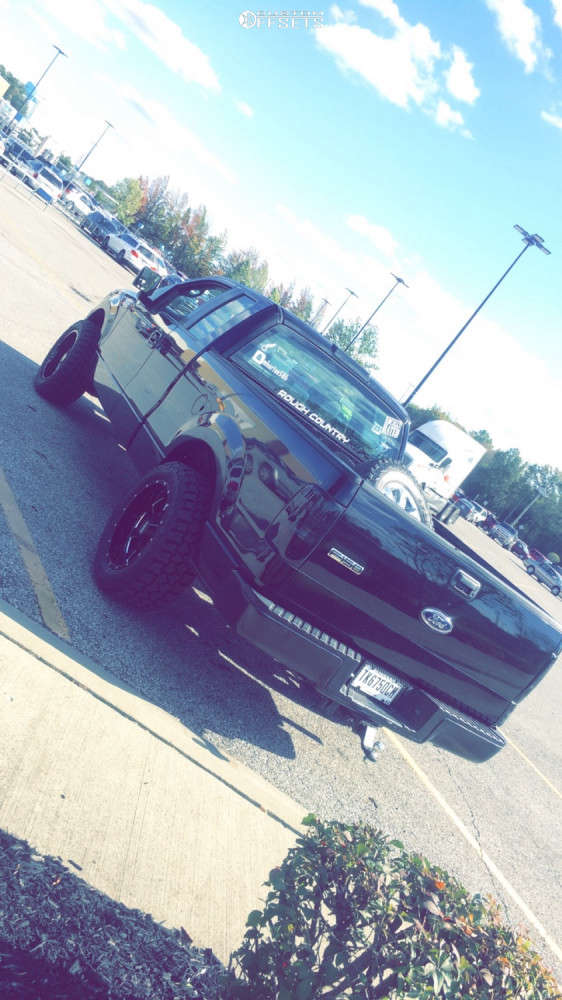 2005 Ford F-150 with 20x10 -24 Moto Metal 962 and 33/10.5R20 ...