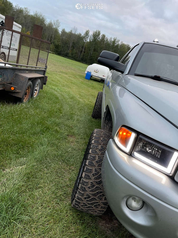 2001 Dodge Ram 2500 with 20x10 -18 Fuel Maverick D610 and 33/12.5R20 ...