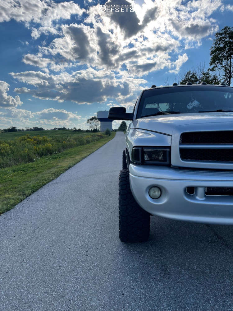 2001 Dodge Ram 2500 with 20x10 -18 Fuel Maverick D610 and 33/12.5R20 ...