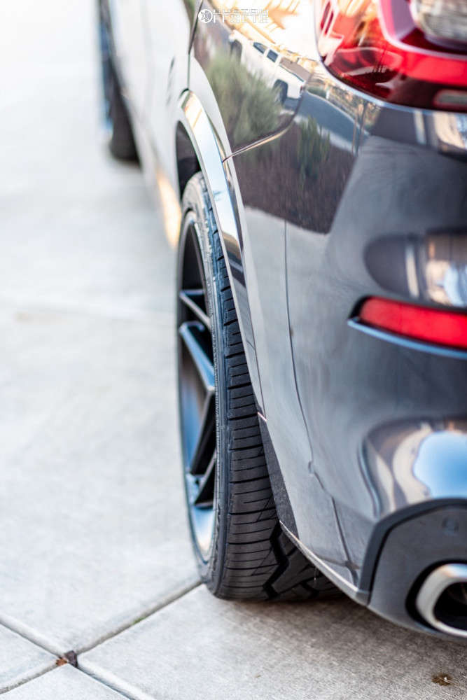 2021 BMW X5 with 22x10.5 35 HRE FlowForm Ff11 and 275/35R22 Nitto Nt420v and Stock | Custom Offsets