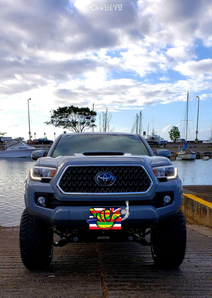2018 Toyota Tacoma with 20x12 -41 Moto Metal Mo984 and 33/12.5R20 ...