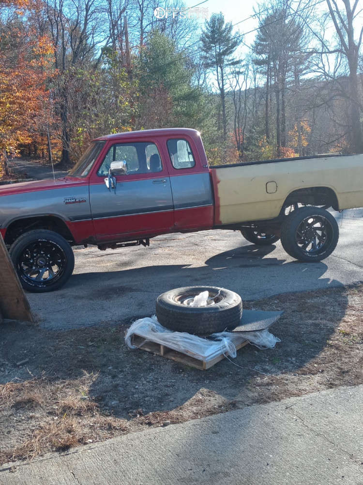 1992 Dodge W250 with 22x12 -44 Fuel Vortex and 31/12.5R22 Nitto Nt420v ...