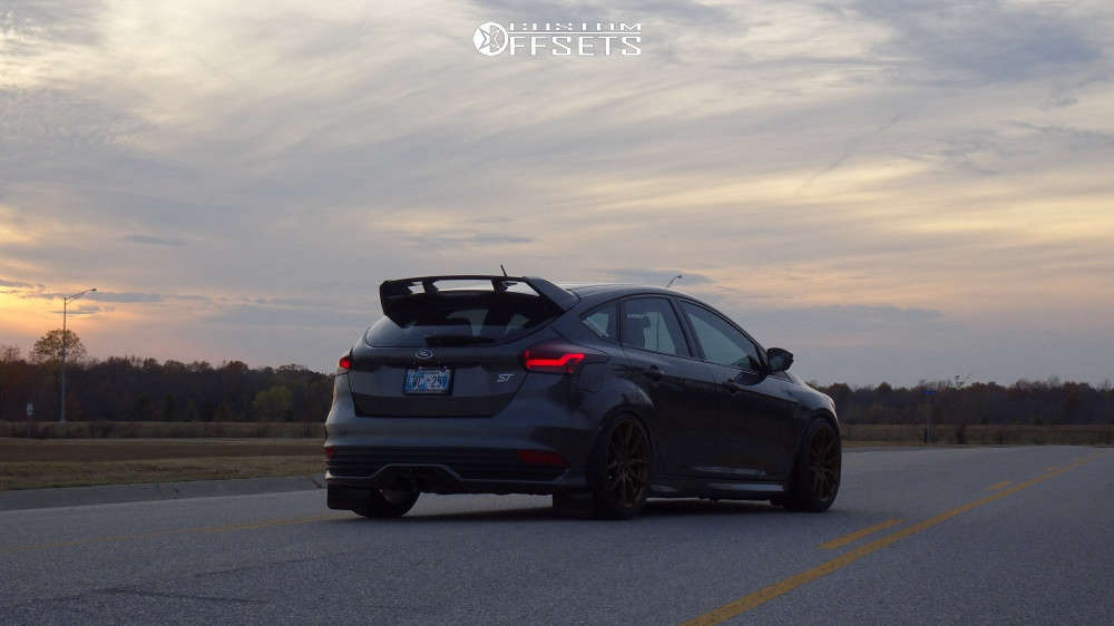 2017 Ford Focus with 18x8.5 40 Option Lab R716 and 235/40R18 Kumho ...