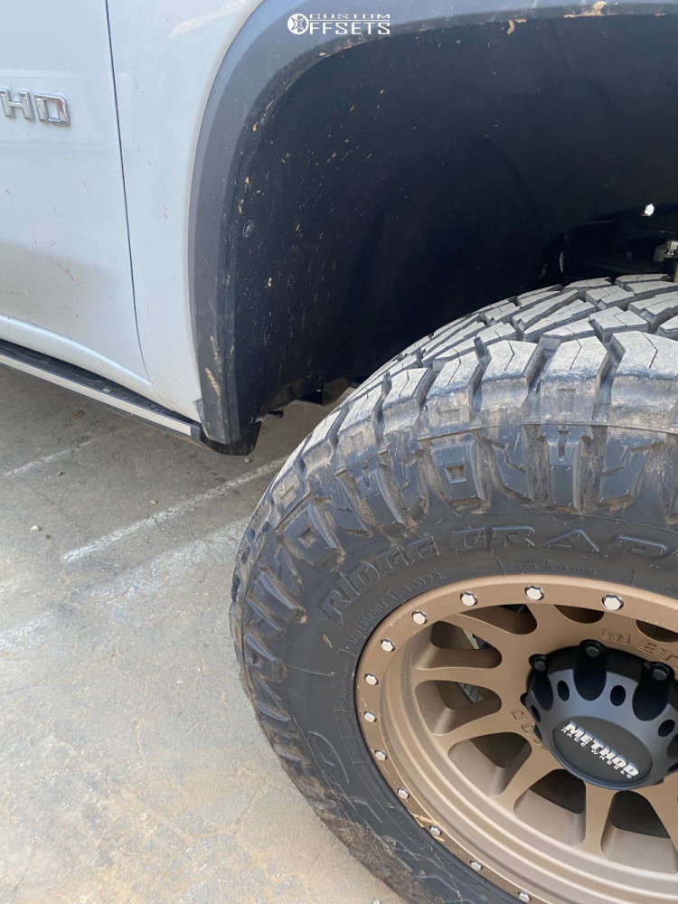 2021 Chevrolet Silverado 2500 HD with 20x10 -24 Method Mr605 and 37/12 ...