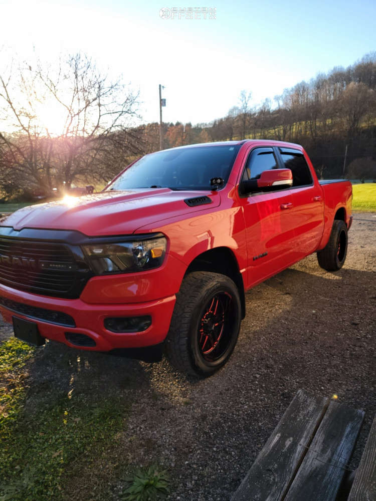 2020 Ram 1500 with 20x10 -19 Moto Metal Mo992 and 32/10.5R20 Cooper ...
