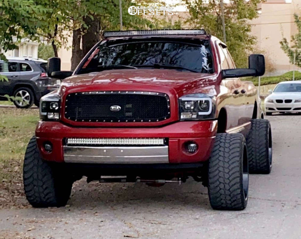 2007 Dodge Ram 2500 with 24x14 -75 Fuel D611 and 35/13.5R24 AMP Mud ...