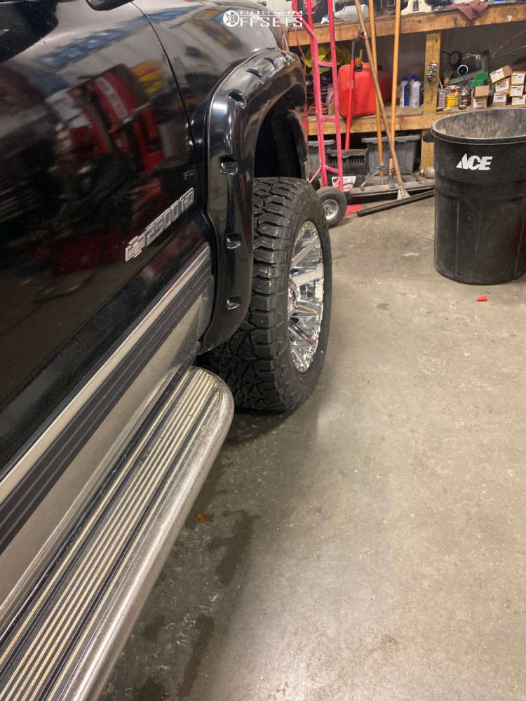 2001 Chevrolet Silverado 2500 HD with 20x10.5 -30 Fuel Contra D614 and ...