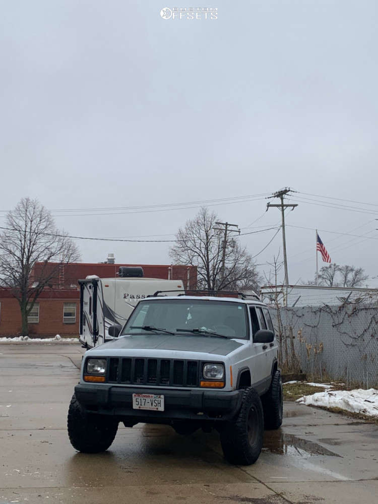 1998 Jeep Cherokee with 15x10.5 -47 Pro Comp 69 and 31/10.5R15 Goodyear ...