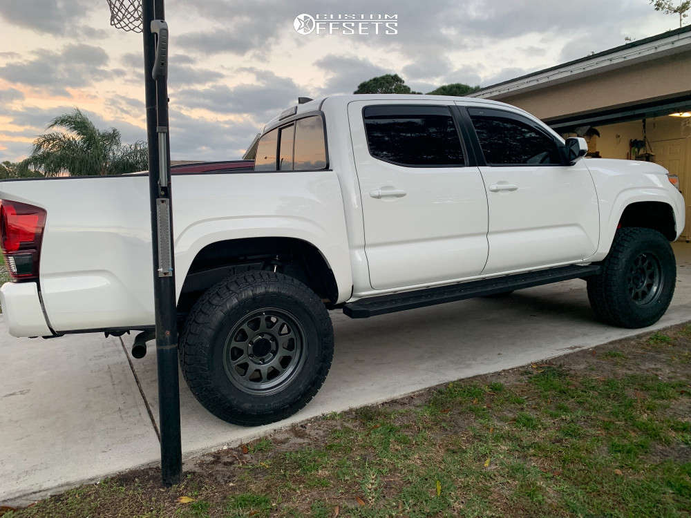 2020 Toyota Tacoma with 17x8.5 0 Method Mr316 and 33/11.5R17 Toyo Tires ...