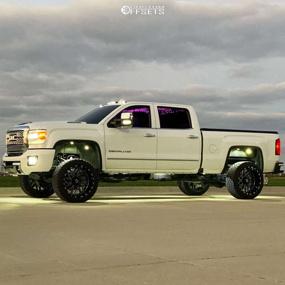 2019 GMC Sierra 2500 HD with 22x12 -44 TIS 544BM and 33/12.5R22 Toyo ...