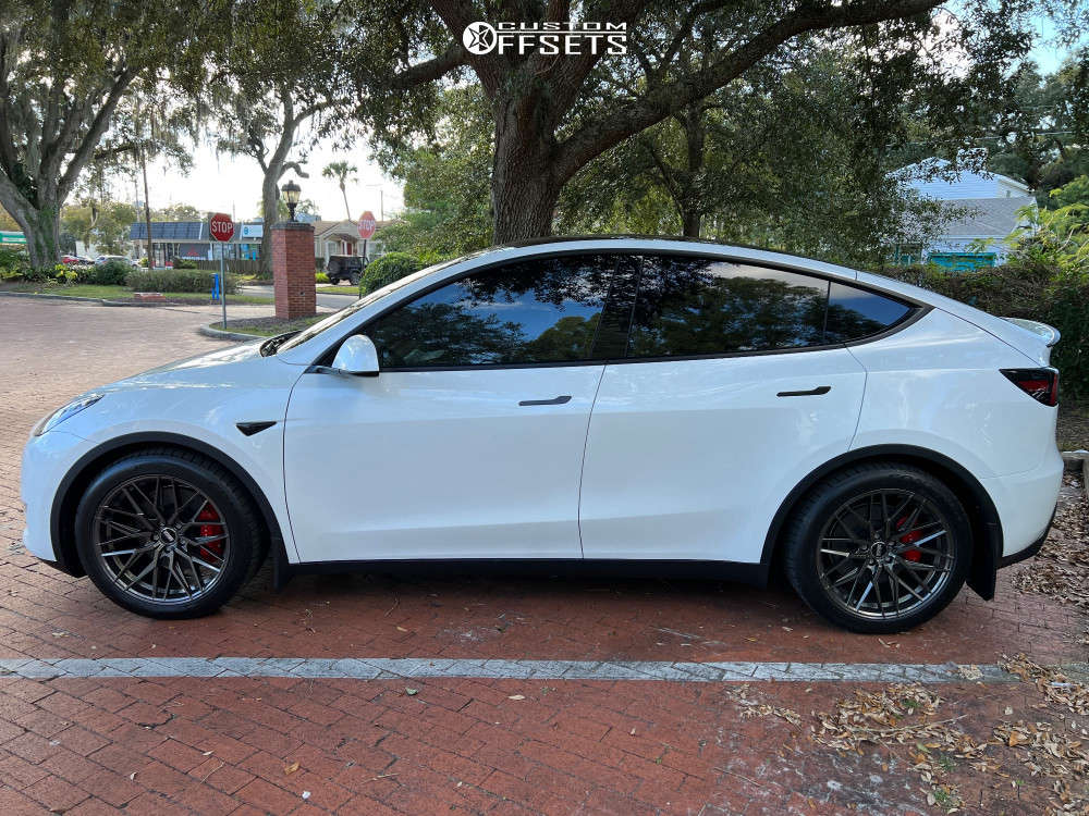 2021 Tesla Y with 20x10 35 VMR V802 and 275/40R20 Continental ...