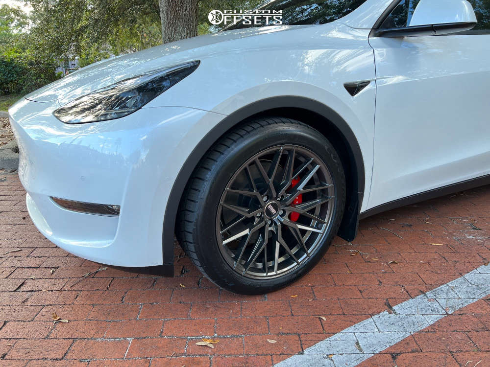 2021 Tesla Y with 20x10 35 VMR V802 and 275/40R20 Continental ...