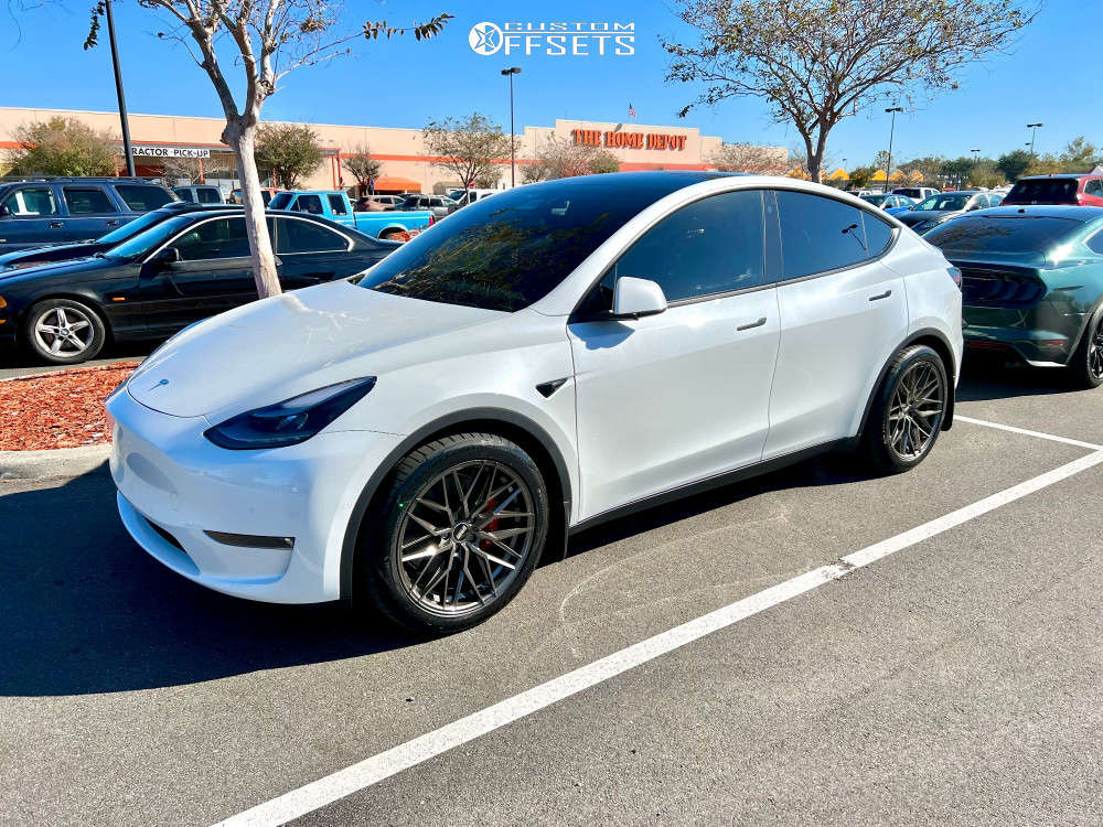 2021 Tesla Y with 20x10 35 VMR V802 and 275/40R20 Continental ...