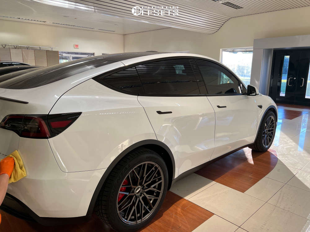2021 Tesla Y with 20x10 35 VMR V802 and 275/40R20 Continental ...