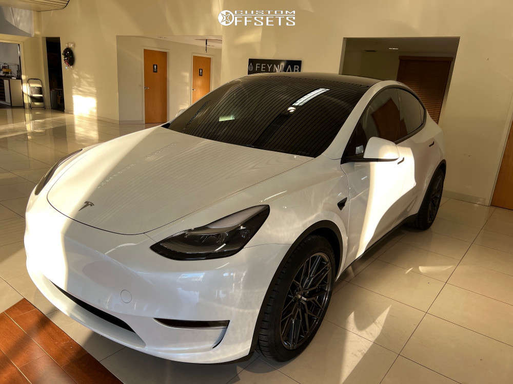 2021 Tesla Y with 20x10 35 VMR V802 and 275/40R20 Continental ...