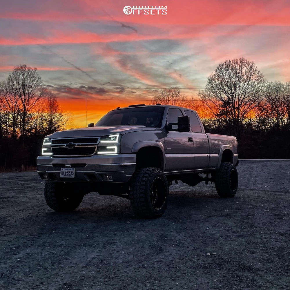 2004 Chevrolet Silverado 2500 HD with 20x12 -43 Fuel Triton and 35/12 ...