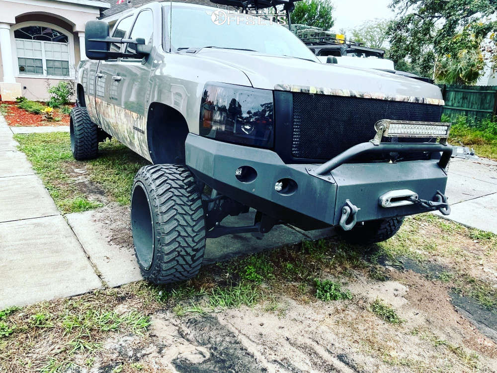 2006 Hummer H3 with 22x12 -51 Vision Rocker and 33/12.5R22 Atturo Trail ...