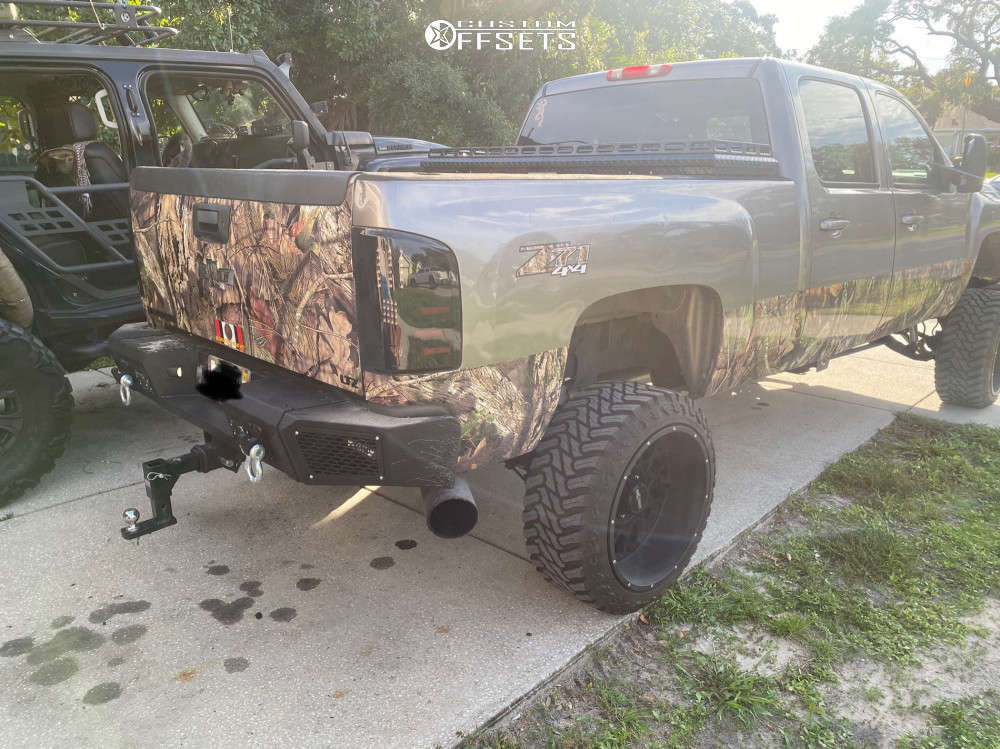 2006 Hummer H3 with 22x12 -51 Vision Rocker and 33/12.5R22 Atturo Trail ...