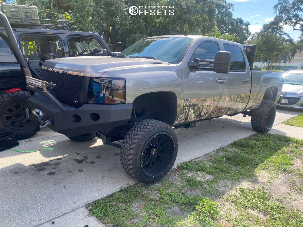 2006 Hummer H3 with 22x12 -51 Vision Rocker and 33/12.5R22 Atturo Trail ...