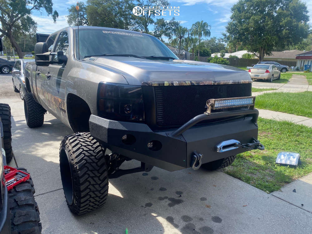 2006 Hummer H3 with 22x12 -51 Vision Rocker and 33/12.5R22 Atturo Trail ...