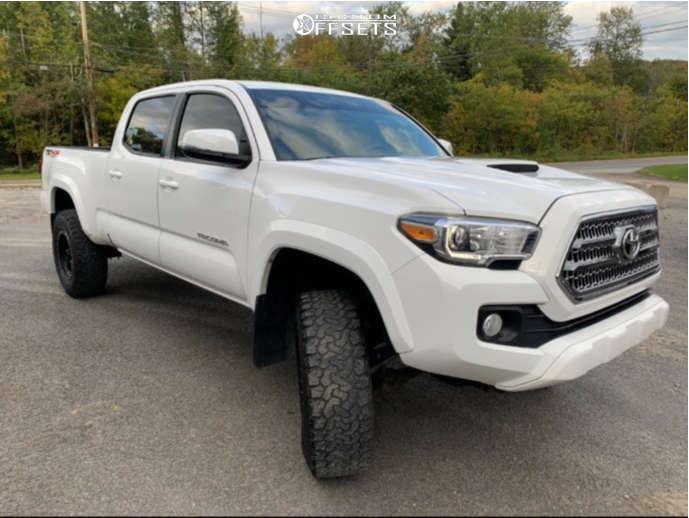2017 Toyota Tacoma with 18x7 0 Method Fat Five and 33/13.5R18 ...
