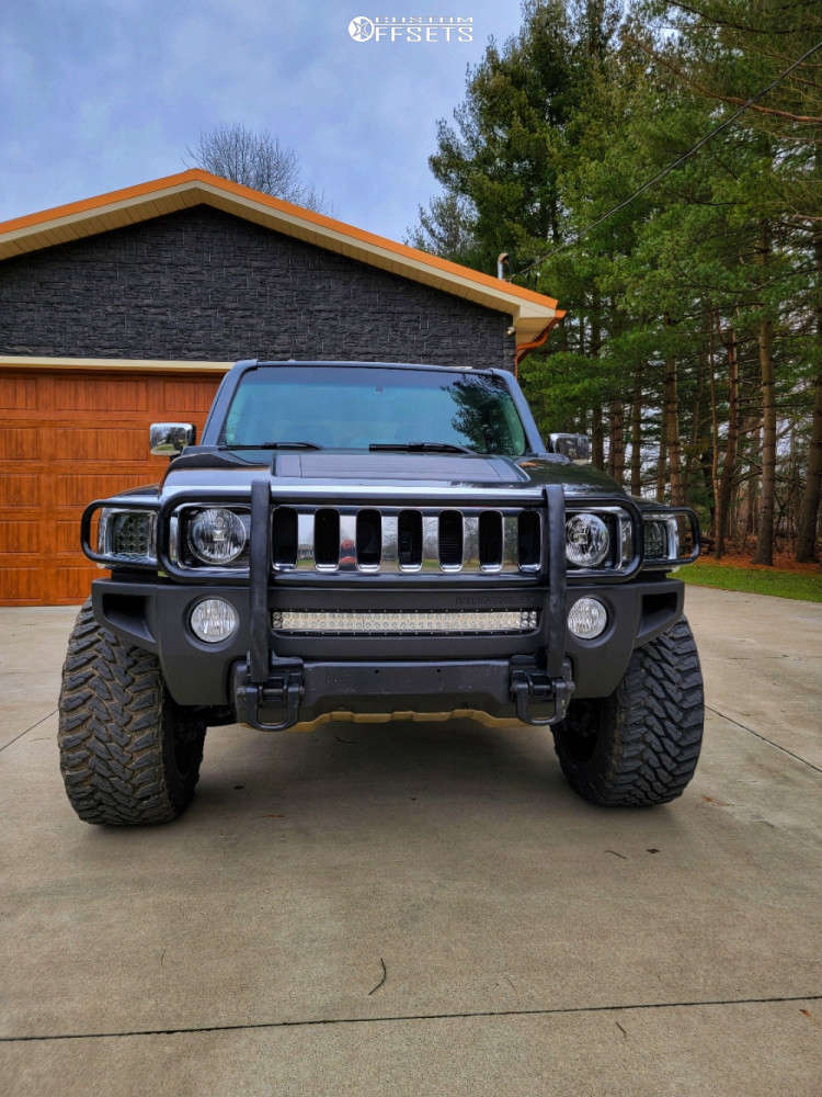 2009 Hummer H3T with 22x12 -44 Mayhem Warrior and 35/12.5R22 Venom ...