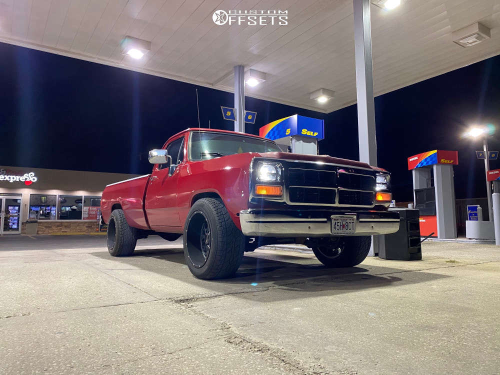 1991 Dodge D250 with 20x12 -44 Vision 112 and 32/12.5R20 Nankang Sp-7 ...