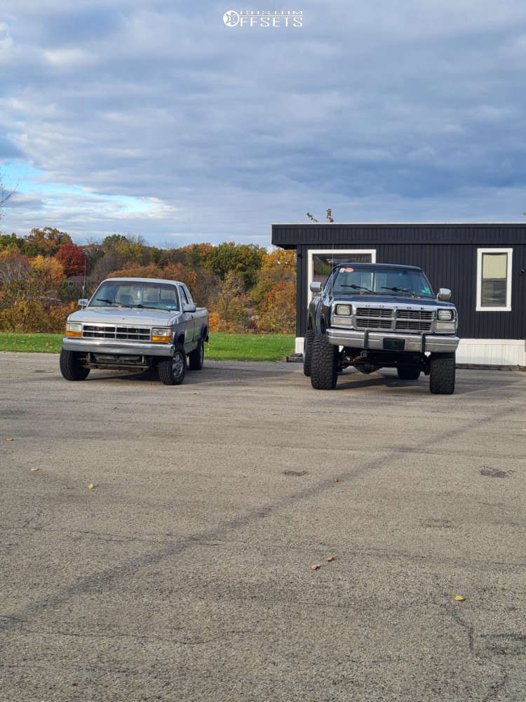 1992 Dodge W150 with 22x10.5 -31 Fuel Maverick and 35/13.5R22 Cooper ...