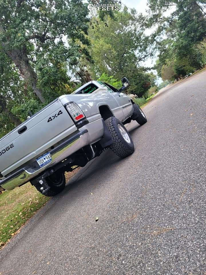 2001 Dodge Ram 2500 with 16x12 -44 Pro Comp 69 and 32/12.5R16 ...